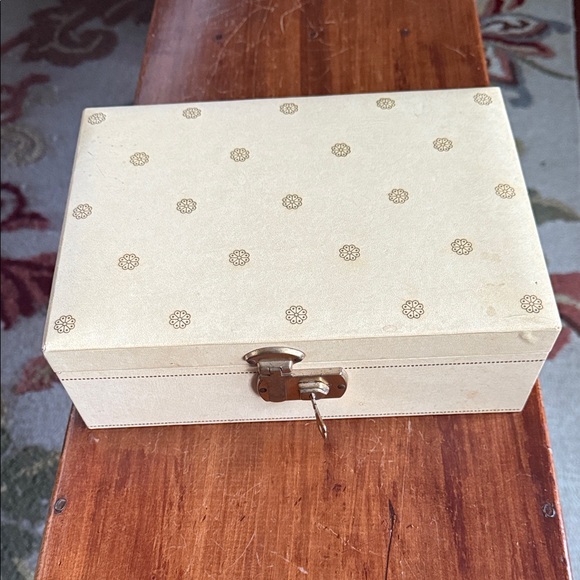 Storage & Organization | Elegant Vintage Cream Jewelry Box With Gold ...